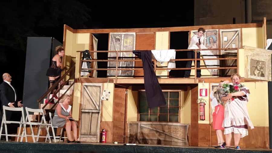 Rumori fuori scena al Teatro Camploy